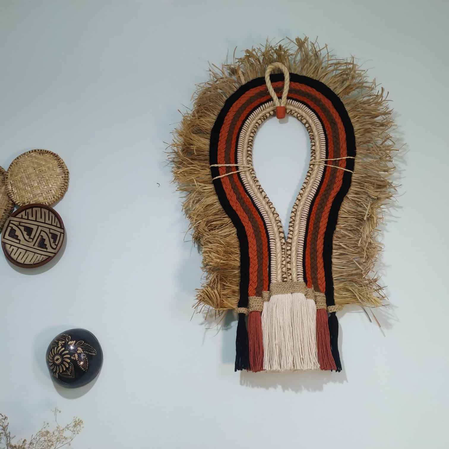 Sugestões de Como Enquadrar um Cocar Têxtil de Macramê