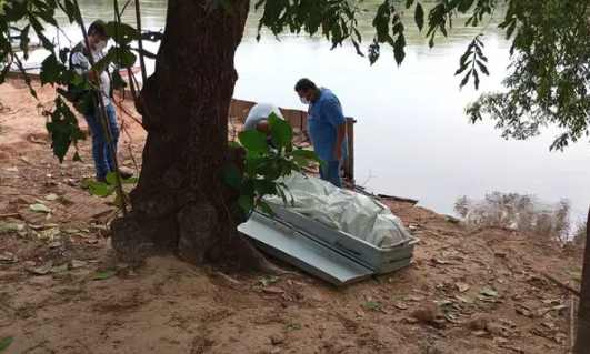 Corpo Em Avançado Estado De Decomposição é Encontrado Boiando No Rio