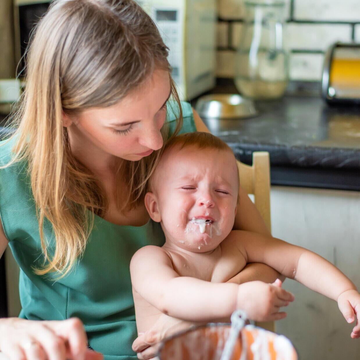 Como identificar sintomas de refluxo em bebê? Assista e se informe!